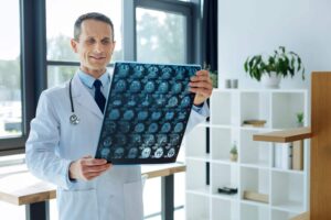 Neurologist vs Neurosurgeon: Understand the Difference 🧠